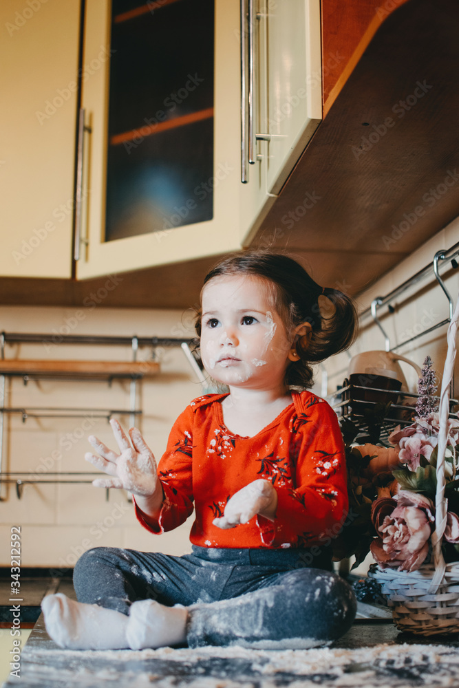 Flour Sensory Play for Toddlers. Easy flour sensory play activity for ...