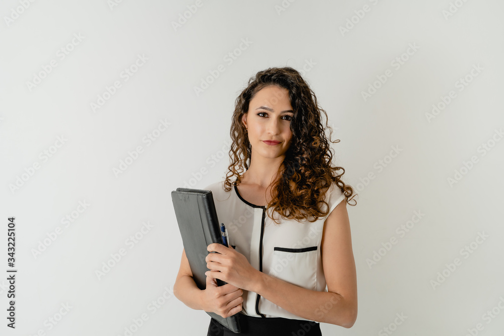 mujer profesora, estudiante, alumna, secretaria con carpeta en la mano ...