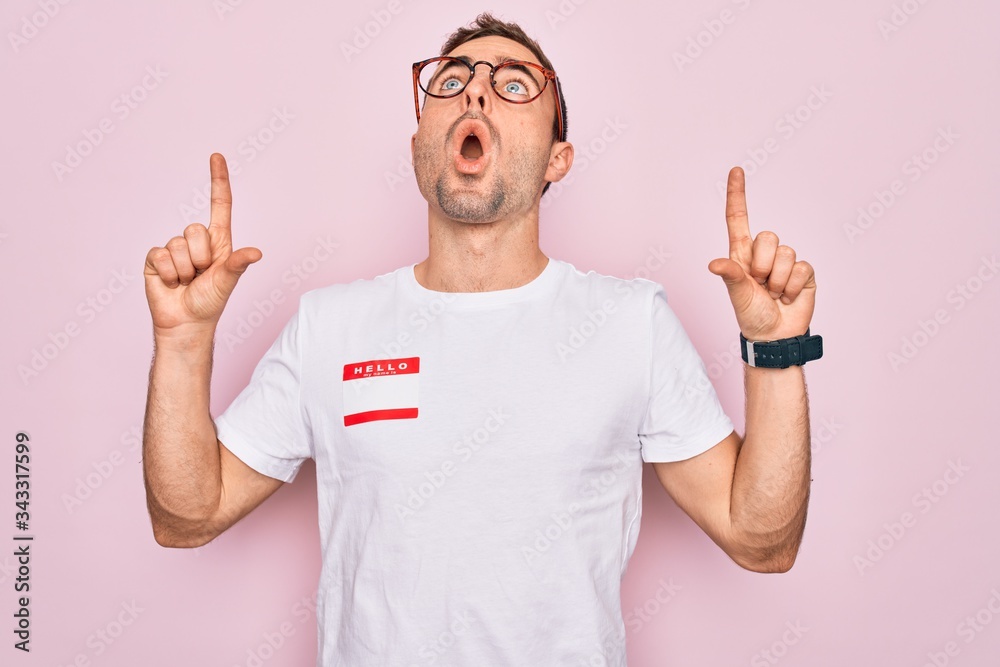 Stockfoto Handsome man with blue eyes wearing sticker with hello my ...