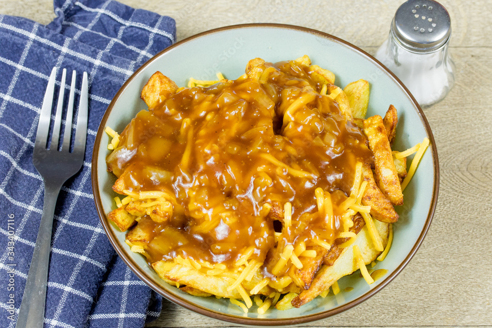 Fotografia do Stock: plat canadien Poutine (frites, cheddar et sauce ...