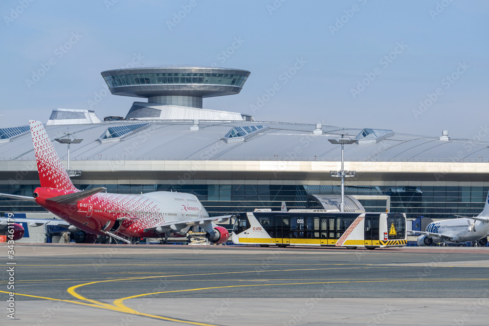 The passenger plane (Large commercial airliner) offloading the luggage ...