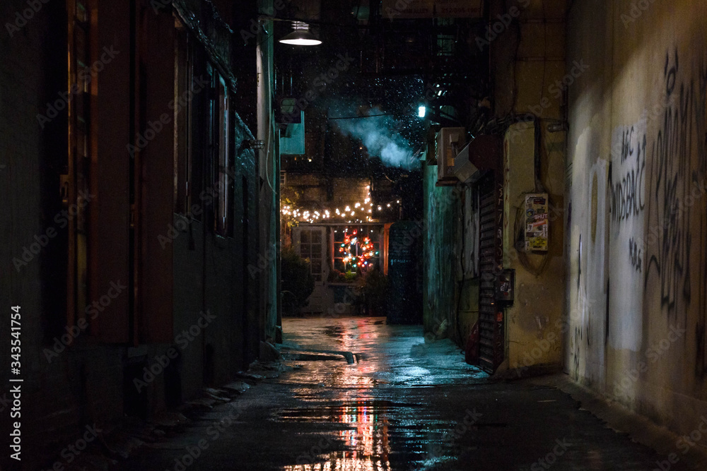 Foto de Wet urban alleyway do Stock | Adobe Stock