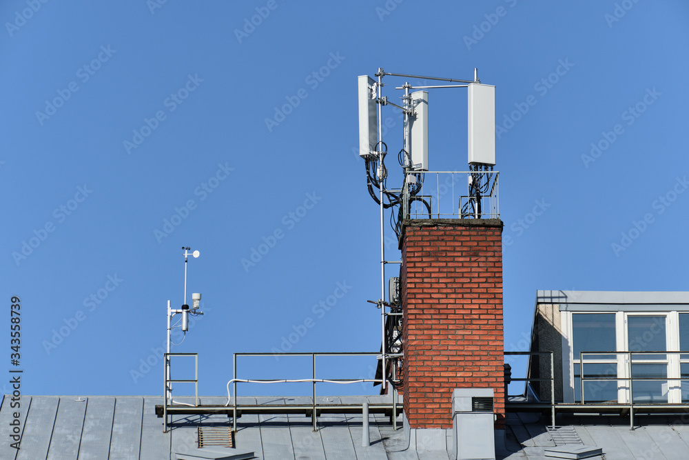 Foto de Cellular phone network telecommunication tower and weather ...