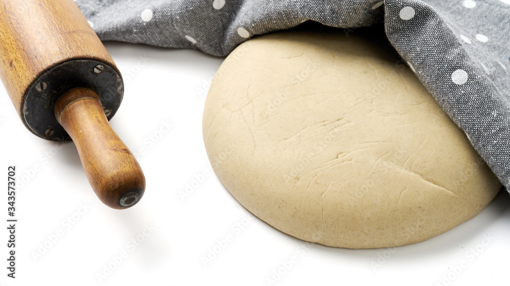 Foto de Surowe ciasto na chleb na zakwasie żytnim , wałek do ciasta na ...