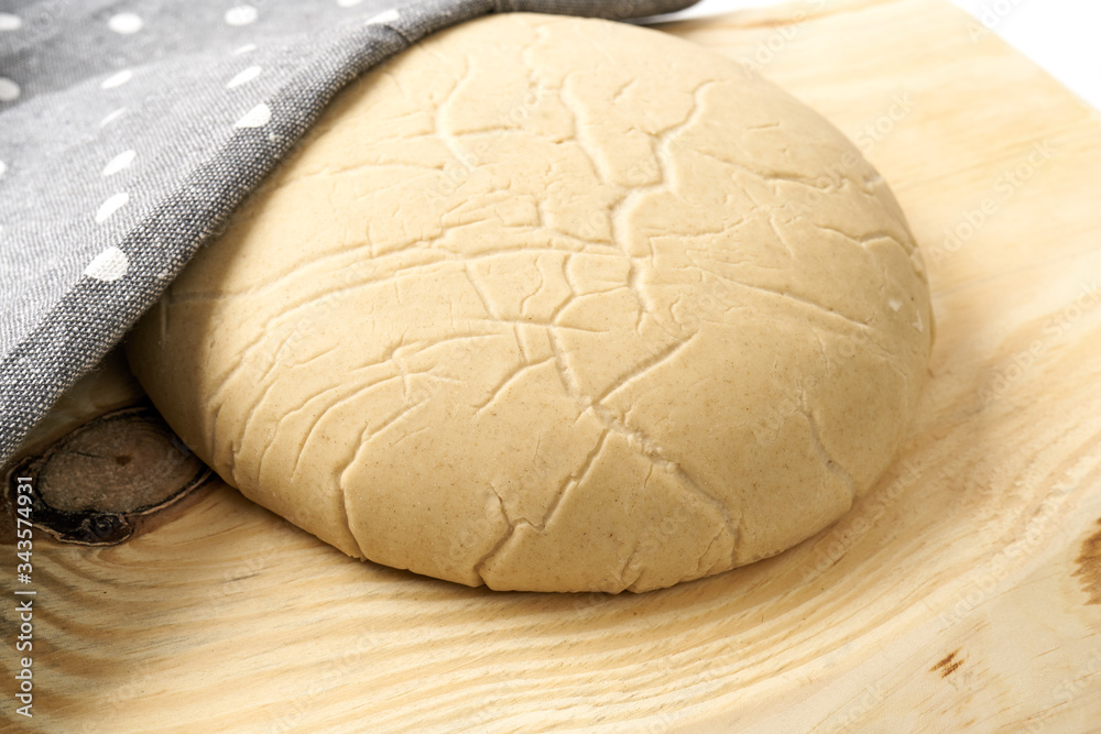 Surowe ciasto na chleb na zakwasie żytnim , wałek do ciasta na białym ...