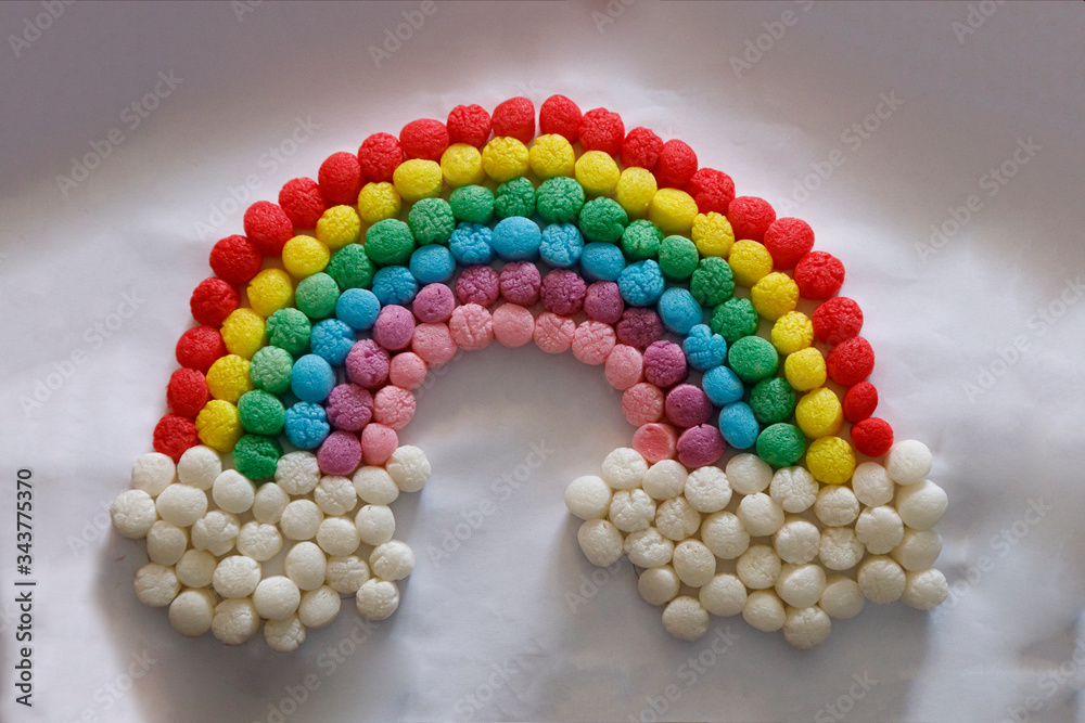 Arcobaleno su foglio di carta composta da pallini colorati come ...