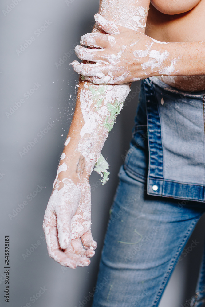 artist brushes off silicone and plaster molding from a body cast Stock ...