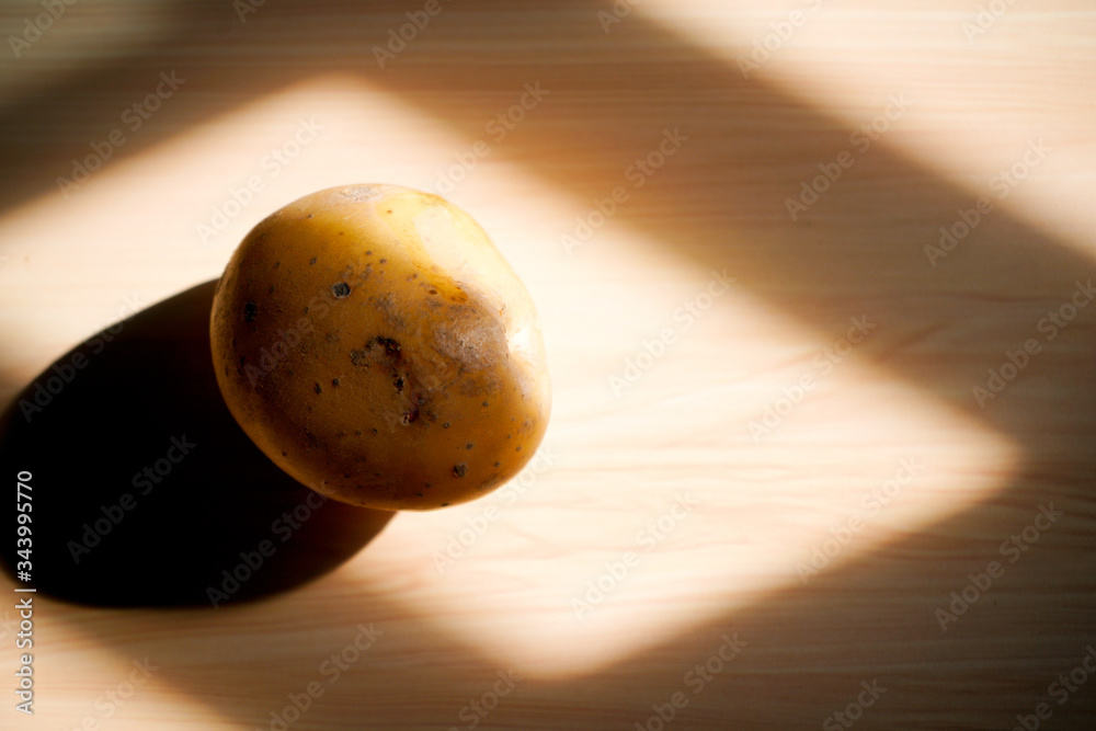 potatoes with lighting through windows in the wood background Stock ...