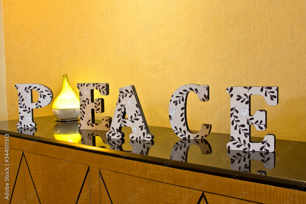 Palabra paz escrita sobre madera, en mueble de madera y fondo amarillo ...