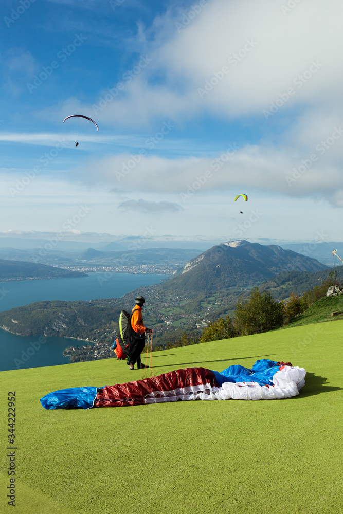 Parapentiste avant le décollage sur les hauteurs du Lac d'Annecy Stock ...