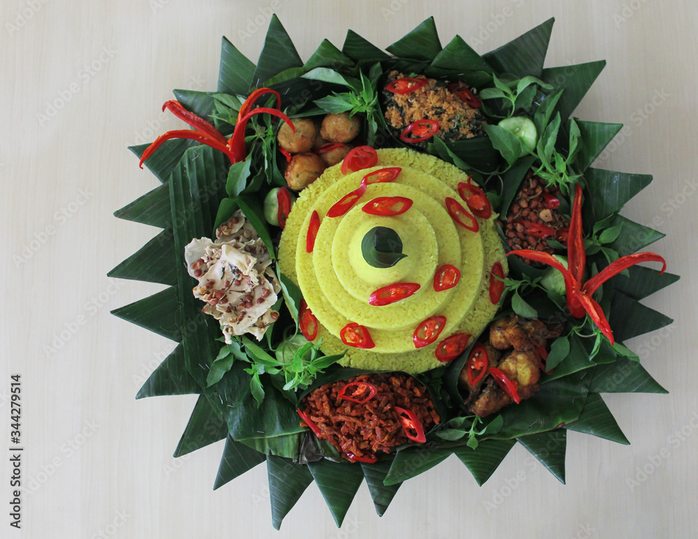 Foto de Traditional cone-shaped rice dish with side dishes of ...