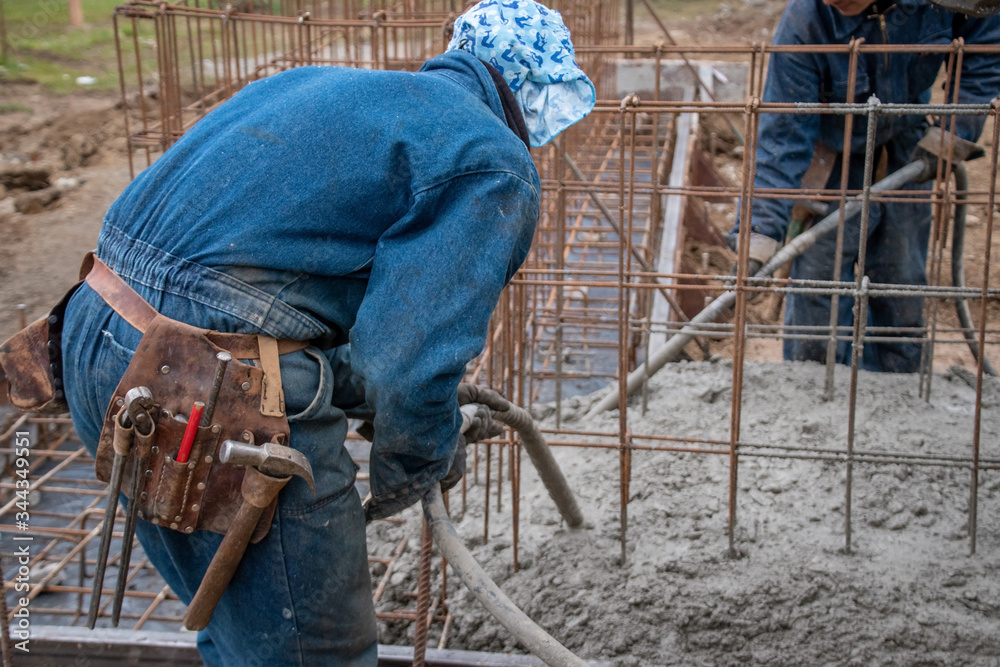 hombre trabajando en la construcción de una plaza o parque, industria ... hombre trabajando en la construcción de una plaza o parque, industria ...