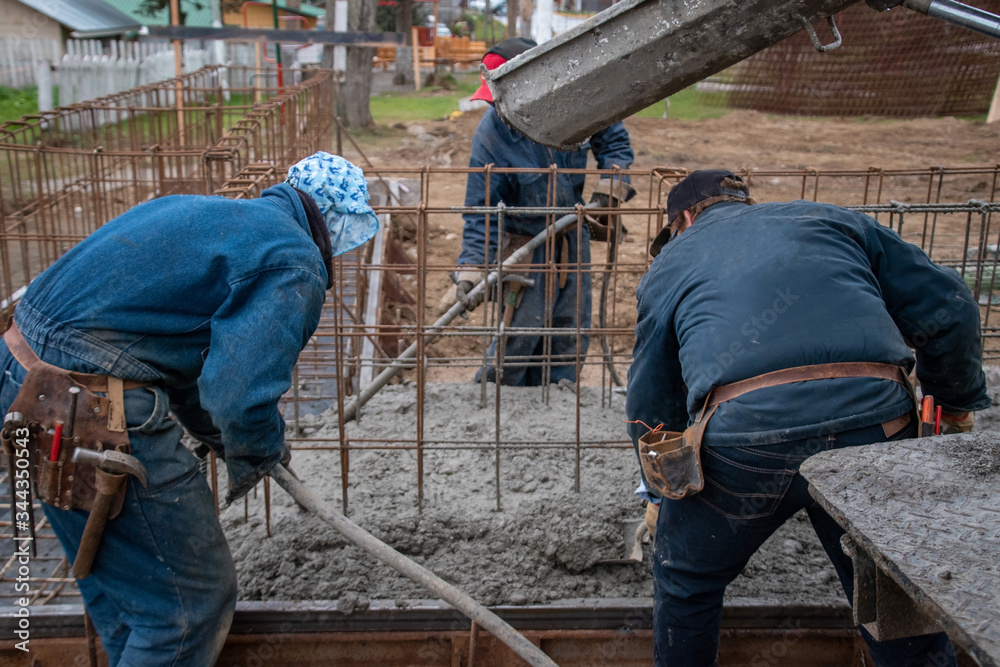 hombres trabajando en la construcción de una plaza, industria Stock ...