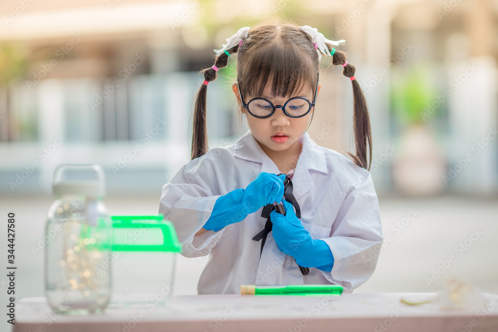 Close up view For a cute girl, a concept learning science process ...