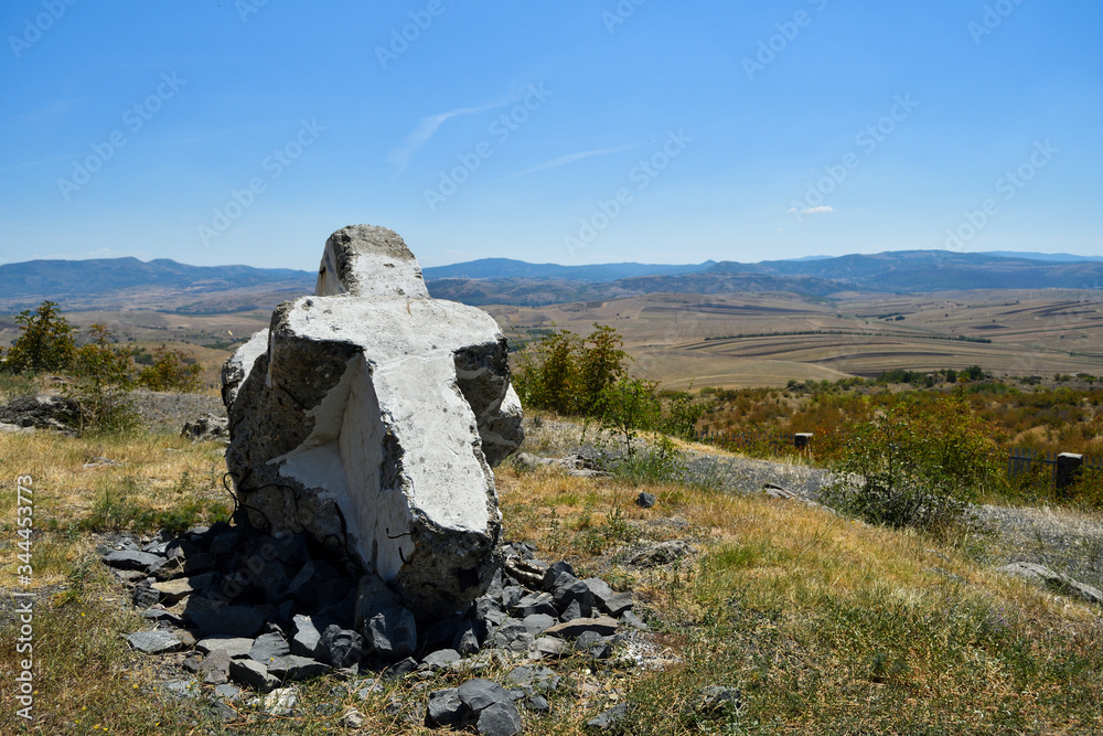 Foto de Kumanovo, Macedonia, August 18,2019.Zebrnjak monument is ...