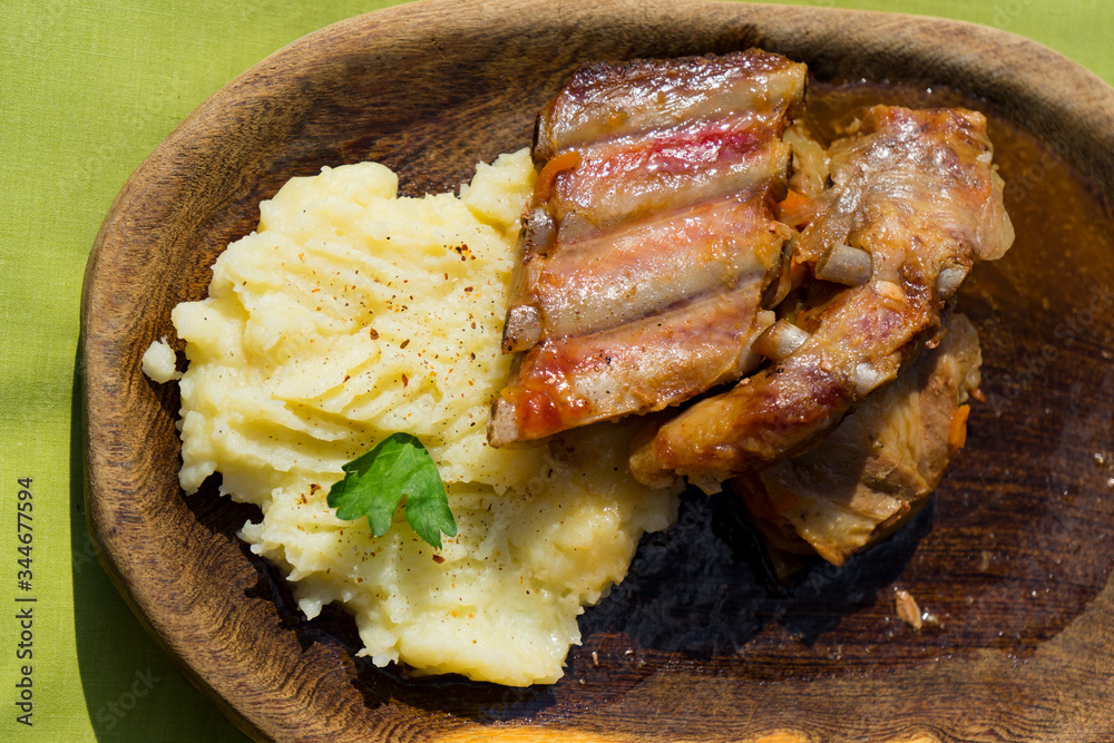 Foto de Costillas de cerdo con verduras acompañado de puré de papas ...