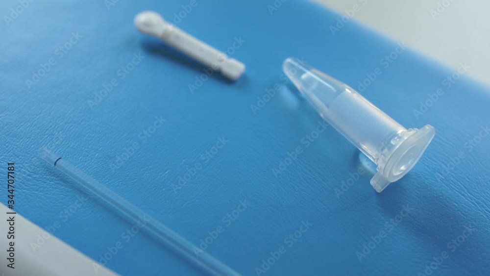 Vidéo Stock Rapid diagnosis of coronovirus. Express test covid-19 ... Vidéo Stock Rapid diagnosis of coronovirus. Express test covid-19 ...