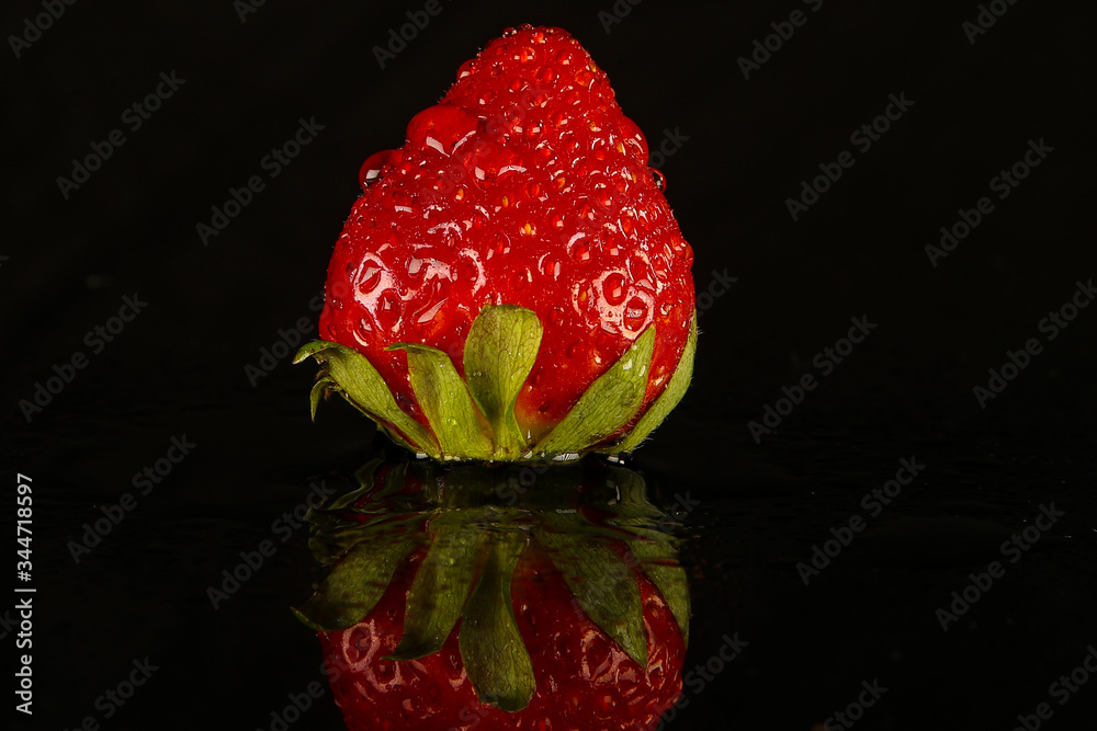 Morango fresco fotografado em estudio, com reflexo Stock Photo | Adobe ...