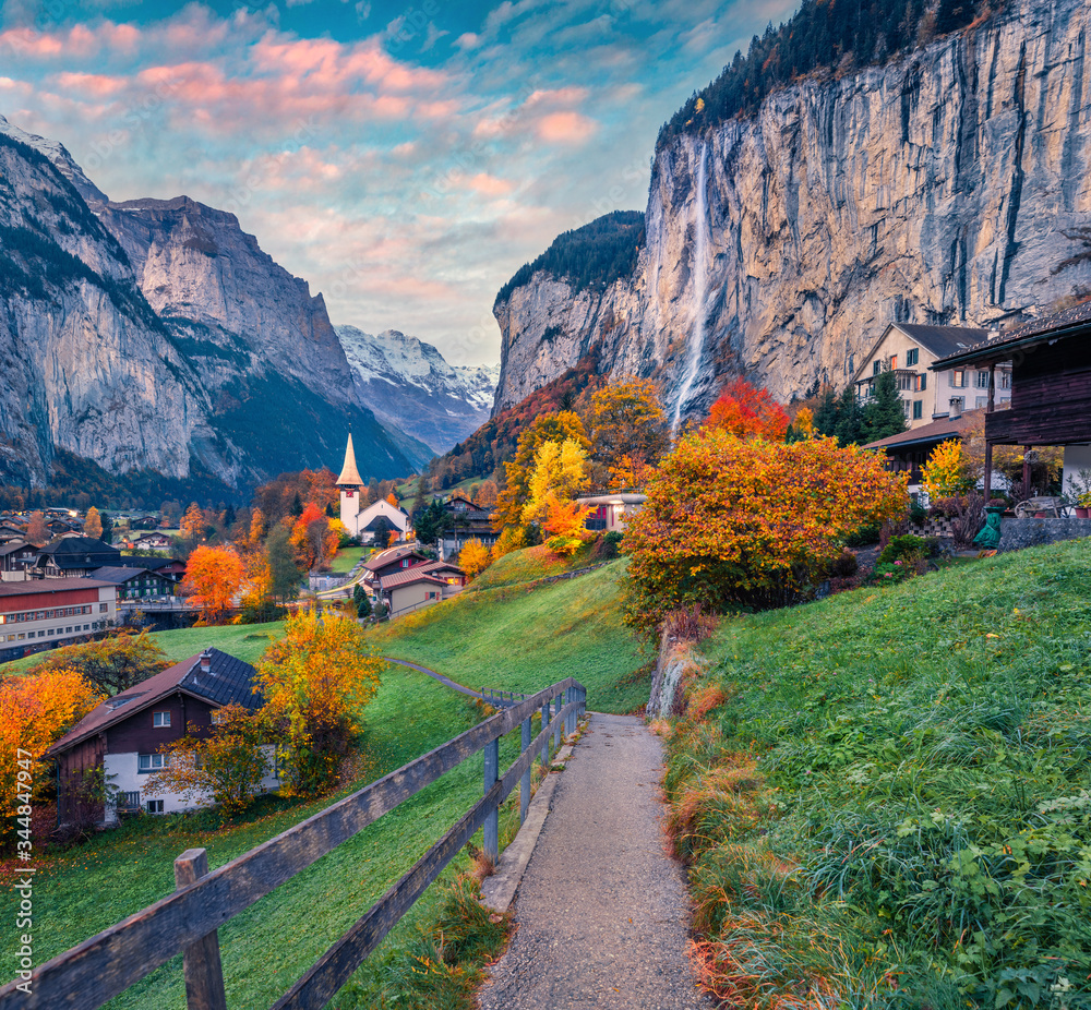 Magnificent autumn view of great waterfall in Lauterbrunnen village ...