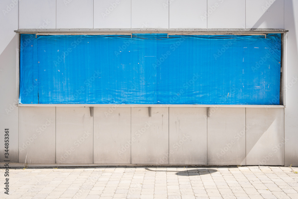 grand rectangle bleu sur une façade Stock Photo | Adobe Stock