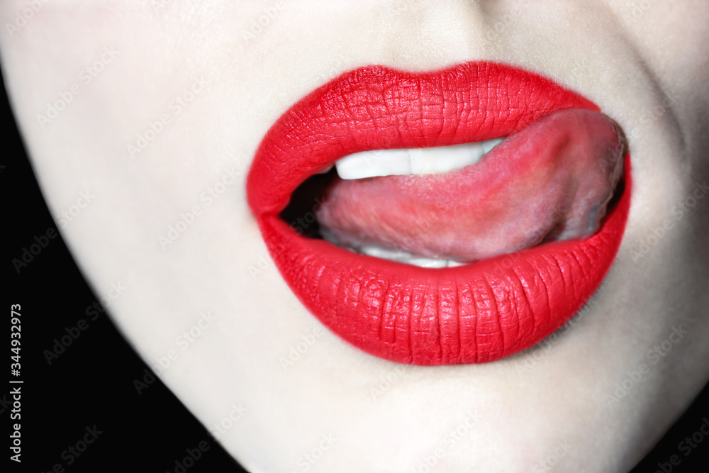 Foto de Seductive female lips. Sexy lips with tongue. Female painted ...