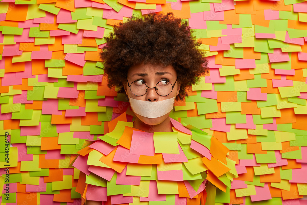 Fotografia do Stock: Photo of puzzled stressed Afro woman with mouth ...