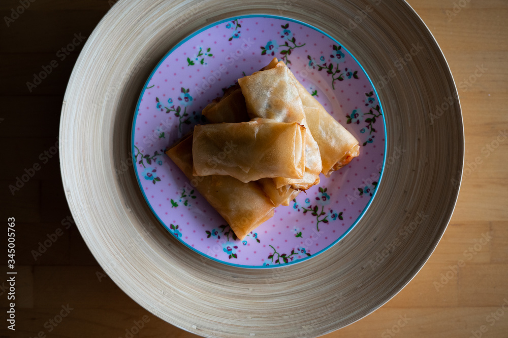 Foto de Fried carbonara popiah spring roll, a crunchy snack popular in ...