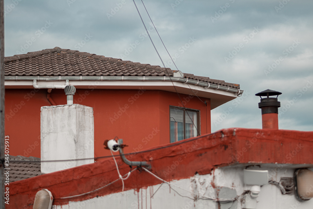 Foto Stock Tejado de casa rojo y blanco | Adobe Stock