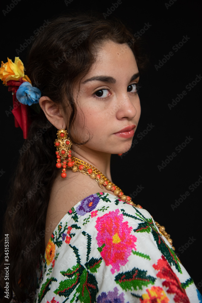 adolecente latina mexicanana, bailarina con traje tipico de yucatan ...