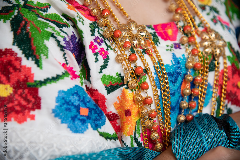 detalle de bordado tradicional de traje folklorico de yucatan mexico ...