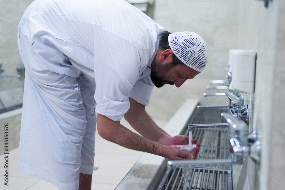 Foto de Muslim man taking ablution for prayer. Islamic Religious Rite ...