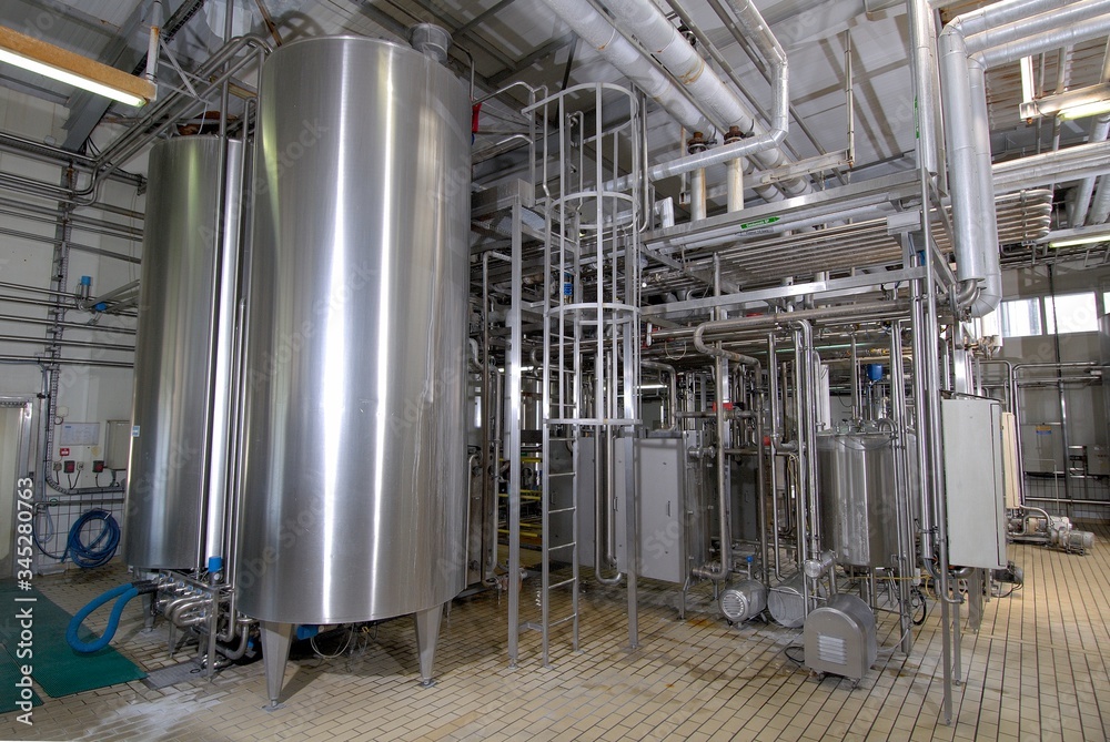 Usine laiterie industrielle. Installation de pasteurisation du lait ...