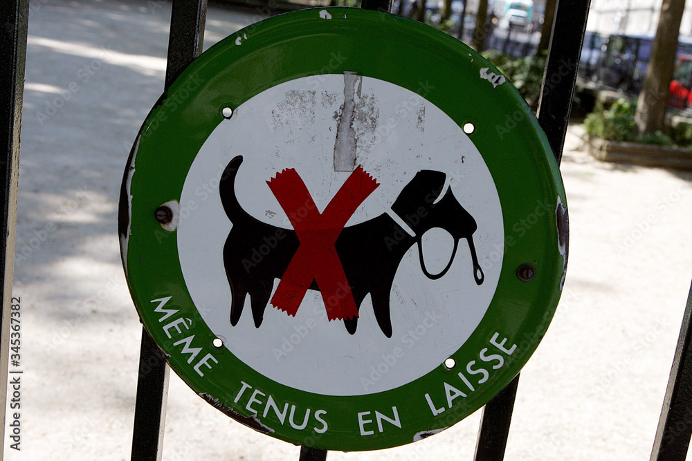 Panneau d'interdiction d'entrée des chiens dans un parc Stock Photo ...