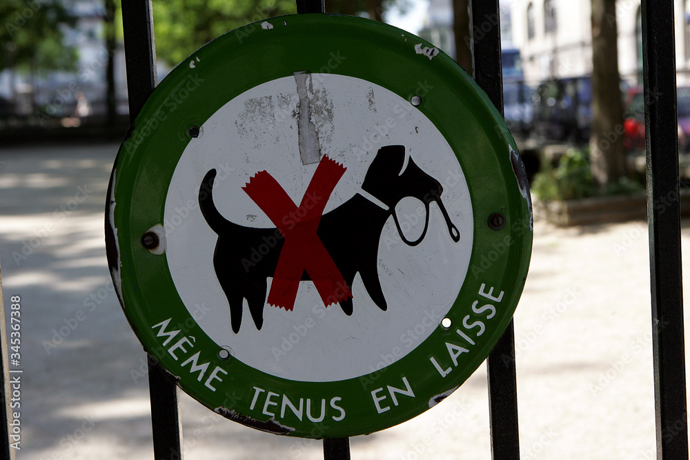 Panneau d'interdiction d'entrée des chiens dans un parc Stock Photo ...