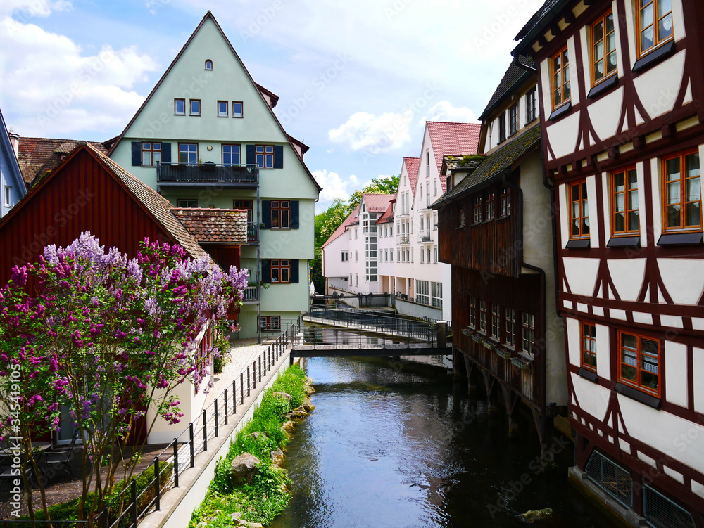 Ulm, Deutschland: Die Fachwerkgebäude, Kanäle und Brücken prägen das ...