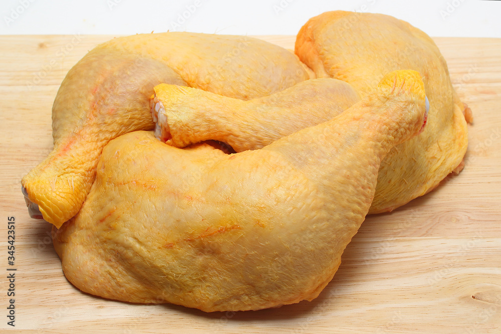 muslos de pollo sobre tabla de cocina Stock Photo | Adobe Stock