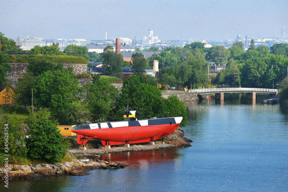 Foto de Red finnish submarine Vesikko near Suomenlinna fortress, close ...