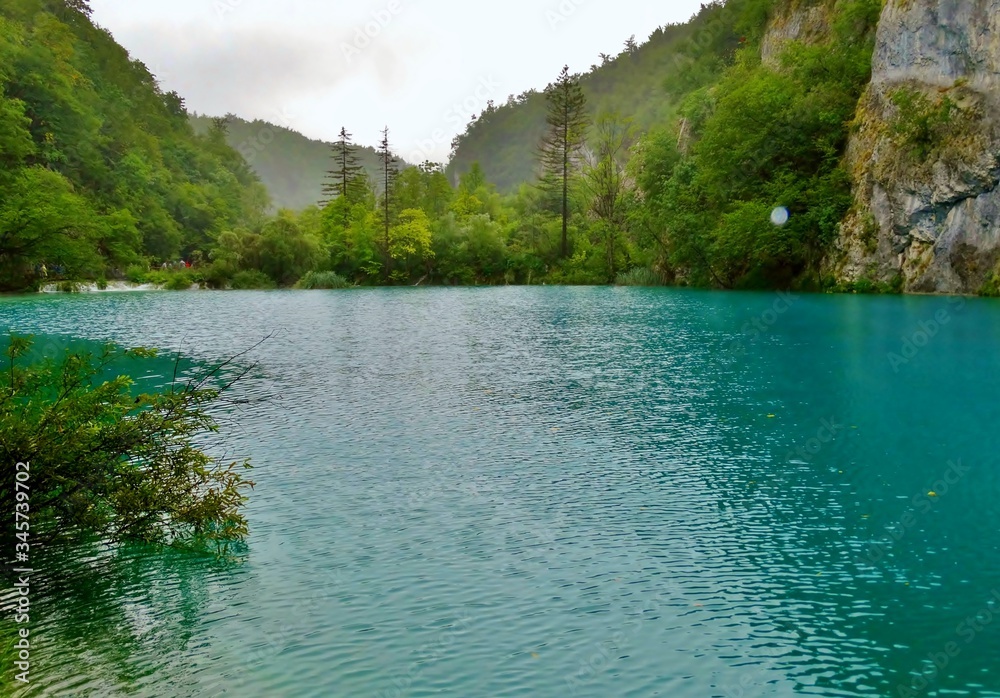 Imagen primaveral de pasarelas flotantes de madera junto a cascadas y ...