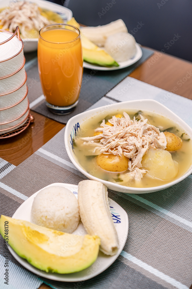 Ajiaco Santafereño, plato tipico colombiano, comida típica del interior ...