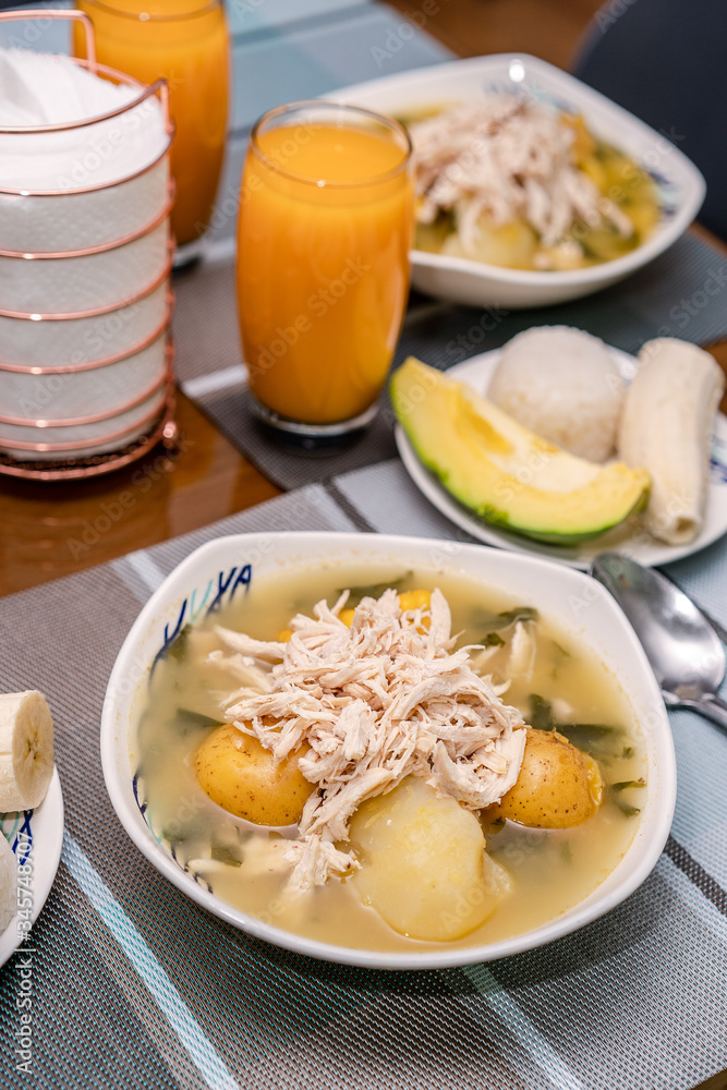 Ajiaco Santafereño, plato tipico colombiano, comida típica del interior ...