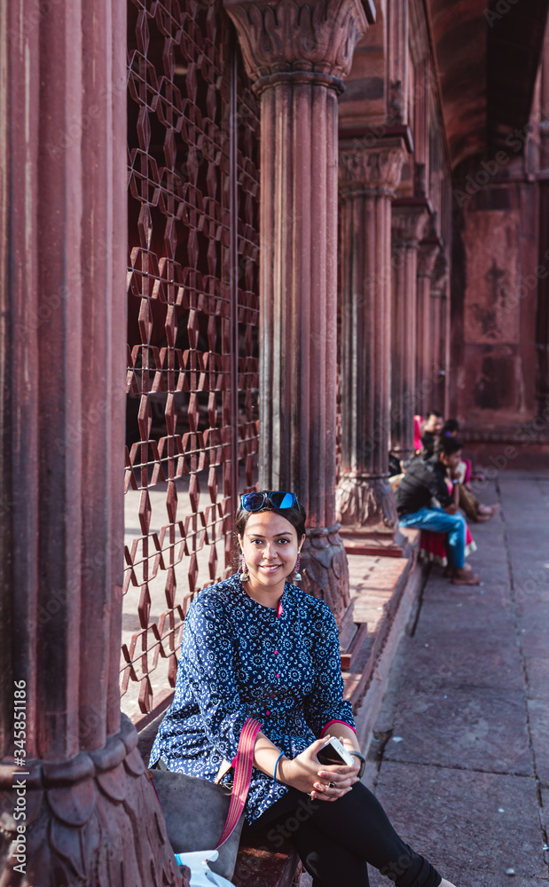 Foto de A muslim girl in Indian wear sitting at a famous mosque during ...