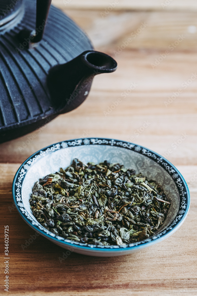Feuilles de thé vert et menthe sèche pour infusion dans un bol Stock ...
