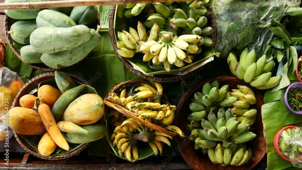 Iconic asian Lat Mayom floating market. Khlong river canal, long-tail ...