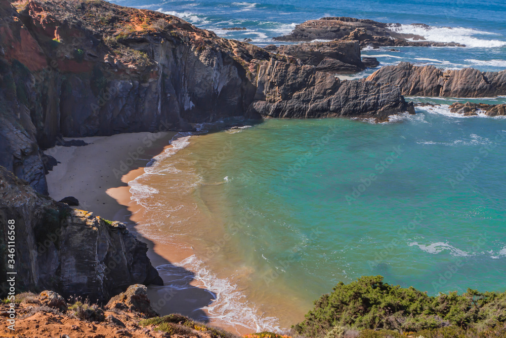 Playa costera de Portugal en un día ventoso con hermosos colores de ...