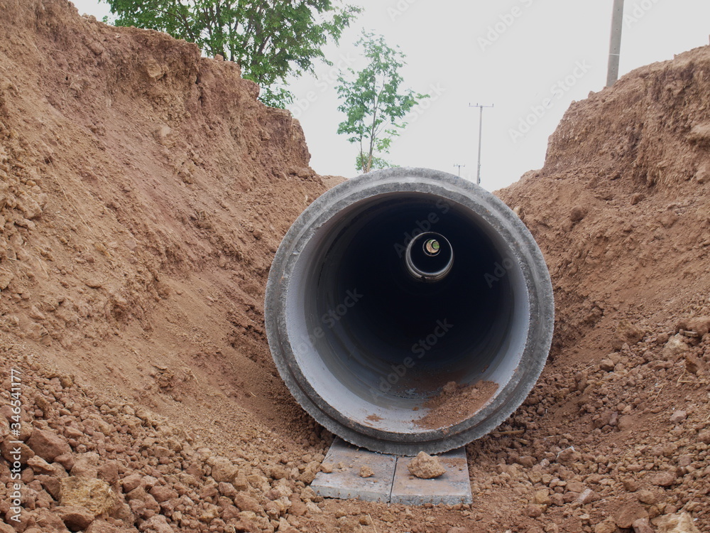 Vertical concrete drain in the hole Drainage systems under construction ...