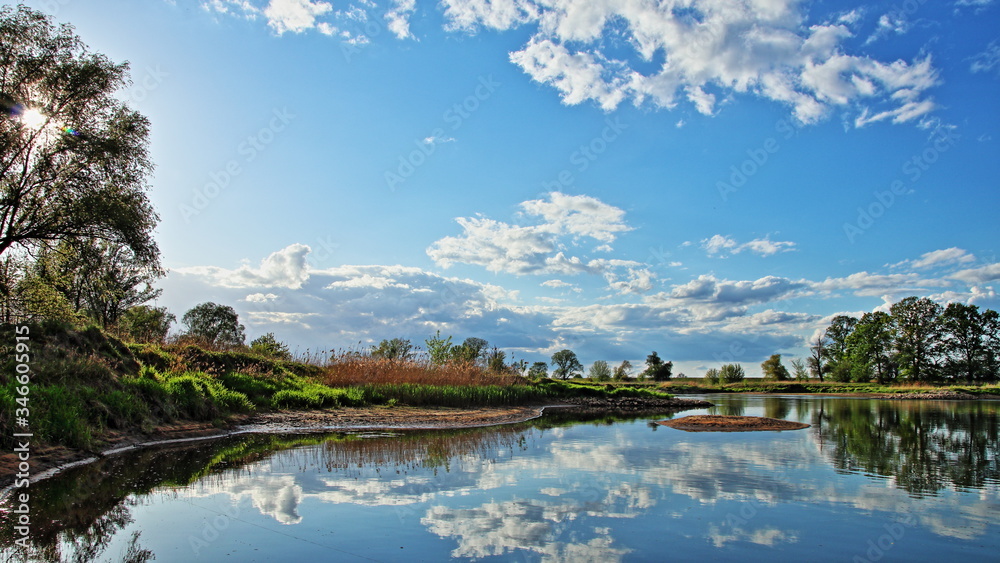 Rzeka odra, drzewa, brzeg rzeki, linia brzegowa, odbicie Stock Photo ...