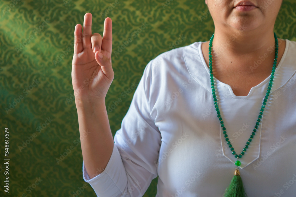 manos de mujer en posición mudra Stock Photo | Adobe Stock