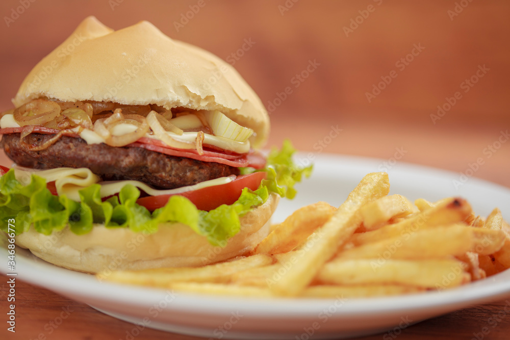 X salada com acompanhamento de batata frita Stock Photo | Adobe Stock