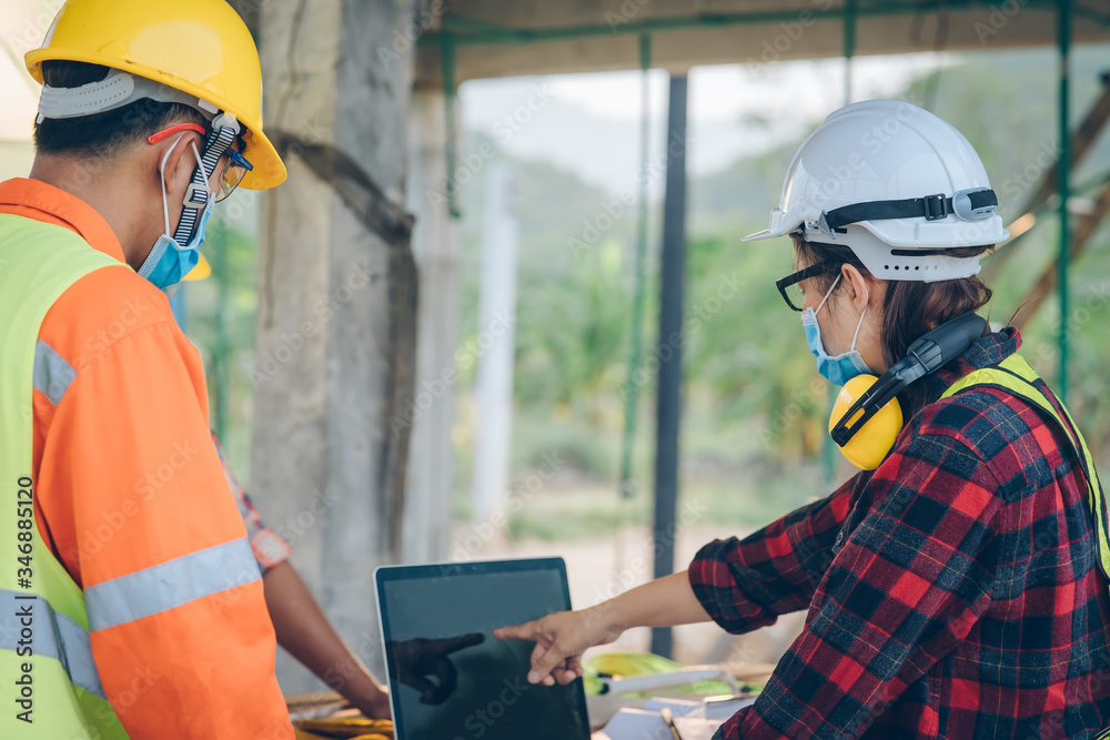 Construction worker wearing protective mask to Protect Against Covid-19 ...