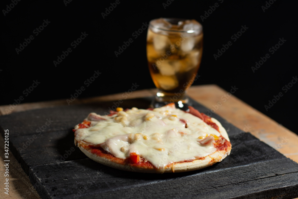 Pizza casera con queso y refresco Stock Photo | Adobe Stock